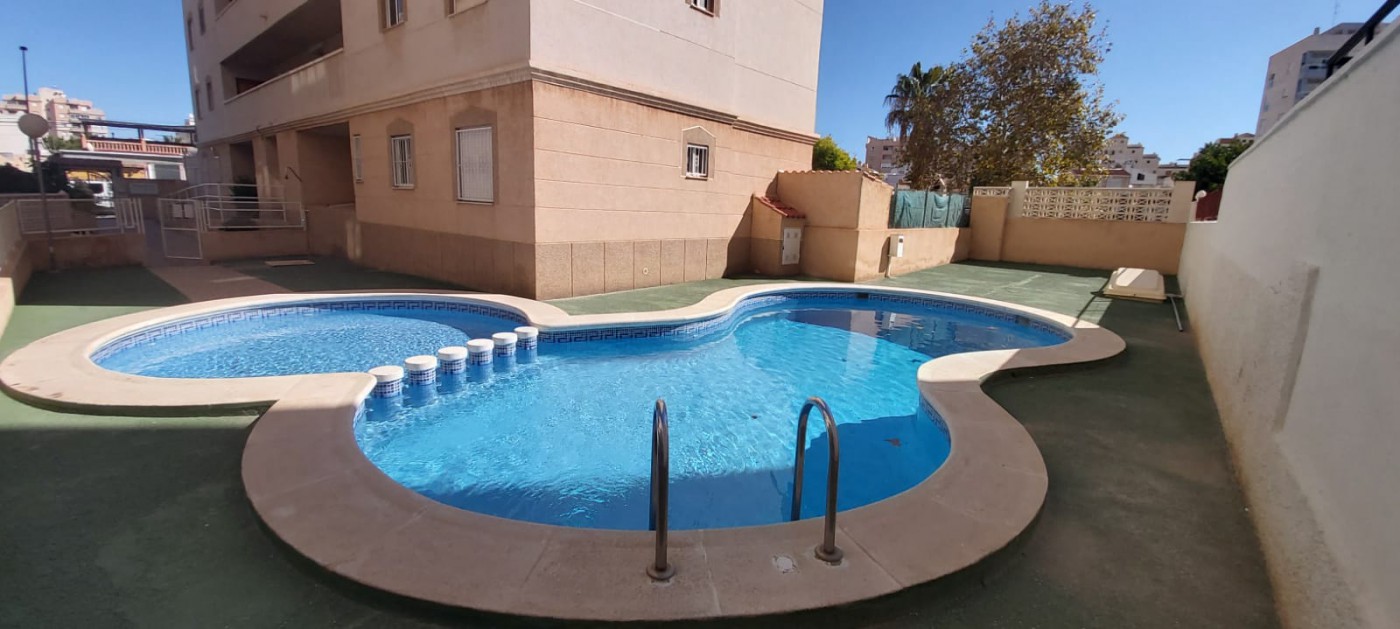 A flat with a shared swimming pool in Torrevieja - tripinvest.ro